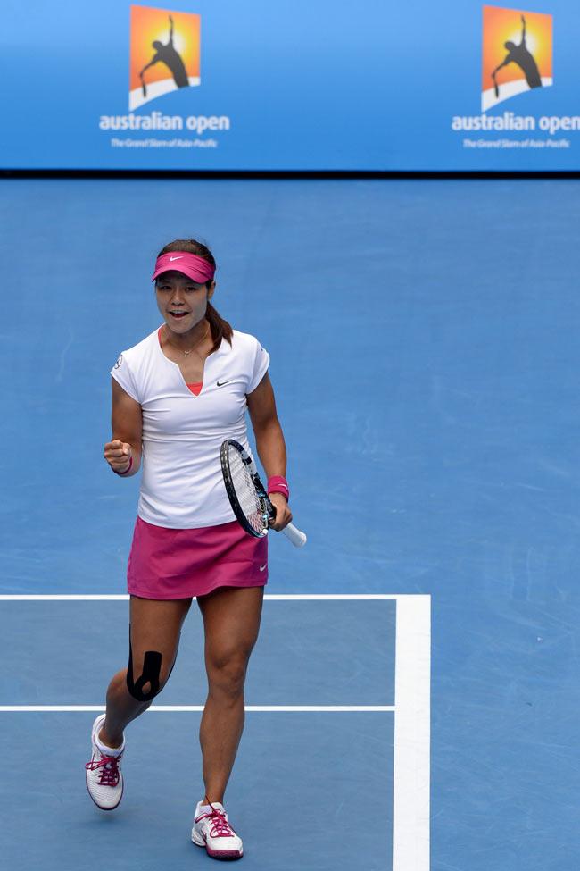 Australian Open: Li Na storms into semi-finals