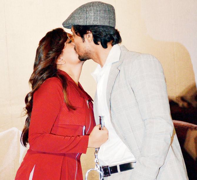 Randeep Hooda and Richa Chadda ’kiss’ on stage Randeep Hooda and Richa Chadda ’kiss’ on stage