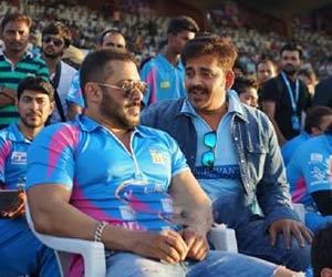 Why is Ravi Kishan in awe of Salman Khan and Amitabh Bachchan?