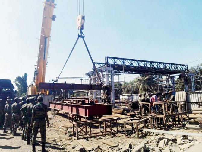 Mumbai: Army personnel bridge Ambivli station gap in one hour flat