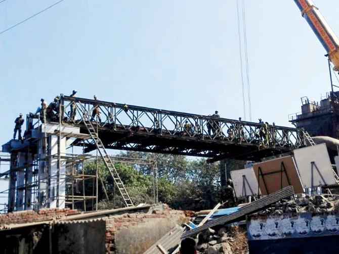 Mumbai: Army personnel bridge Ambivli station gap in one hour flat