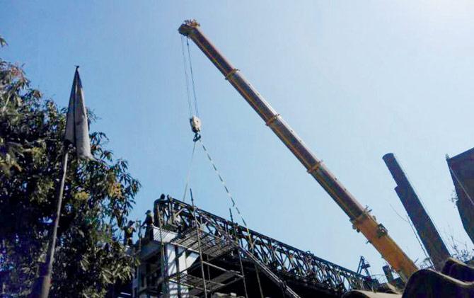 Mumbai: Army personnel bridge Ambivli station gap in one hour flat