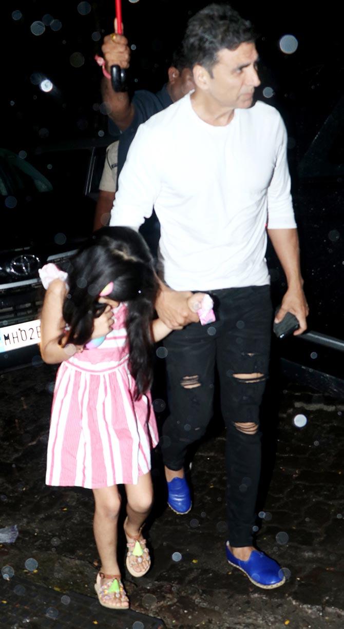 Akshay Kumar’s dinner outing with Twinkle Khanna and kids Aarav, Nitara