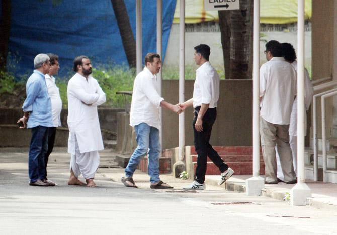 Sunny Deol, Dimple Kapadia, Rishi, Twinkle at Betty Kapadia’s funeral