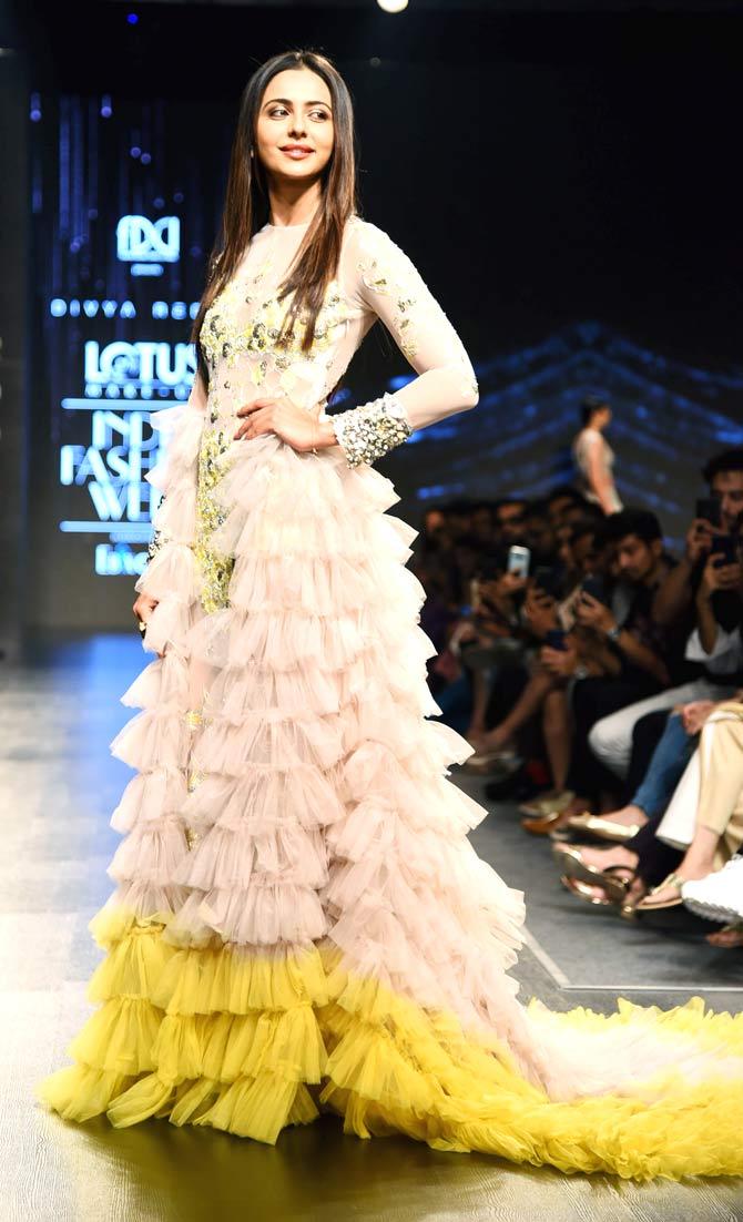Rakul Preet Singh, Neha Dhupia, Athiya Shetty walk the ramp
