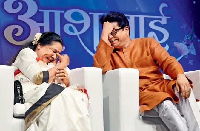 30 candid, unseen photos of famous celebrities like never before!