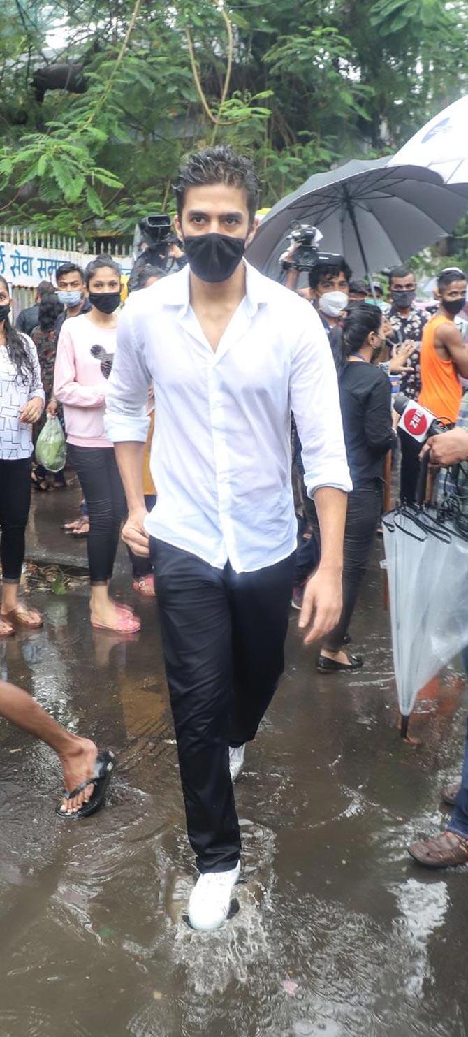 Sushant Singh Rajput’s last rites: Family, friends bid final goodbye