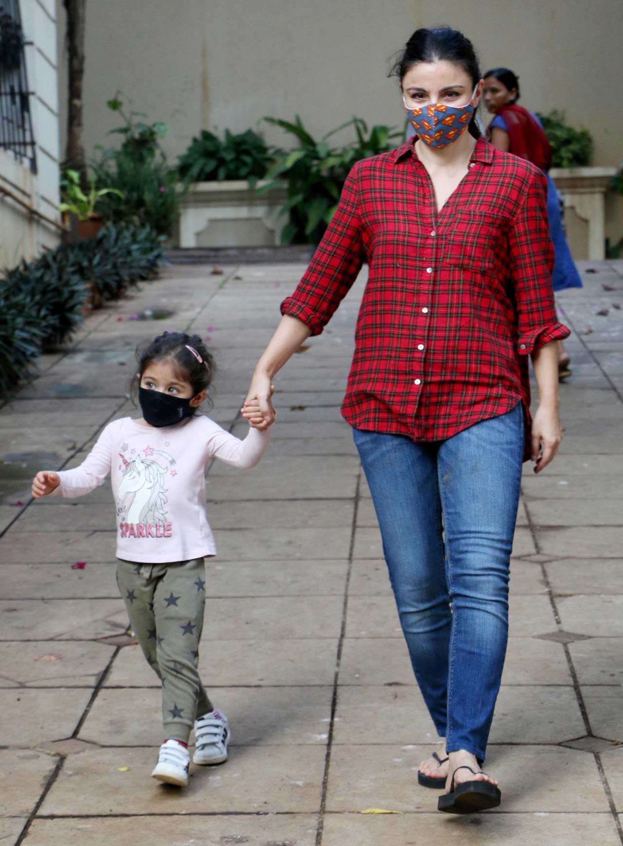 Malaika Arora, Soha Ali Khan with Inaaya, Rhea Chakraborty snapped in ...