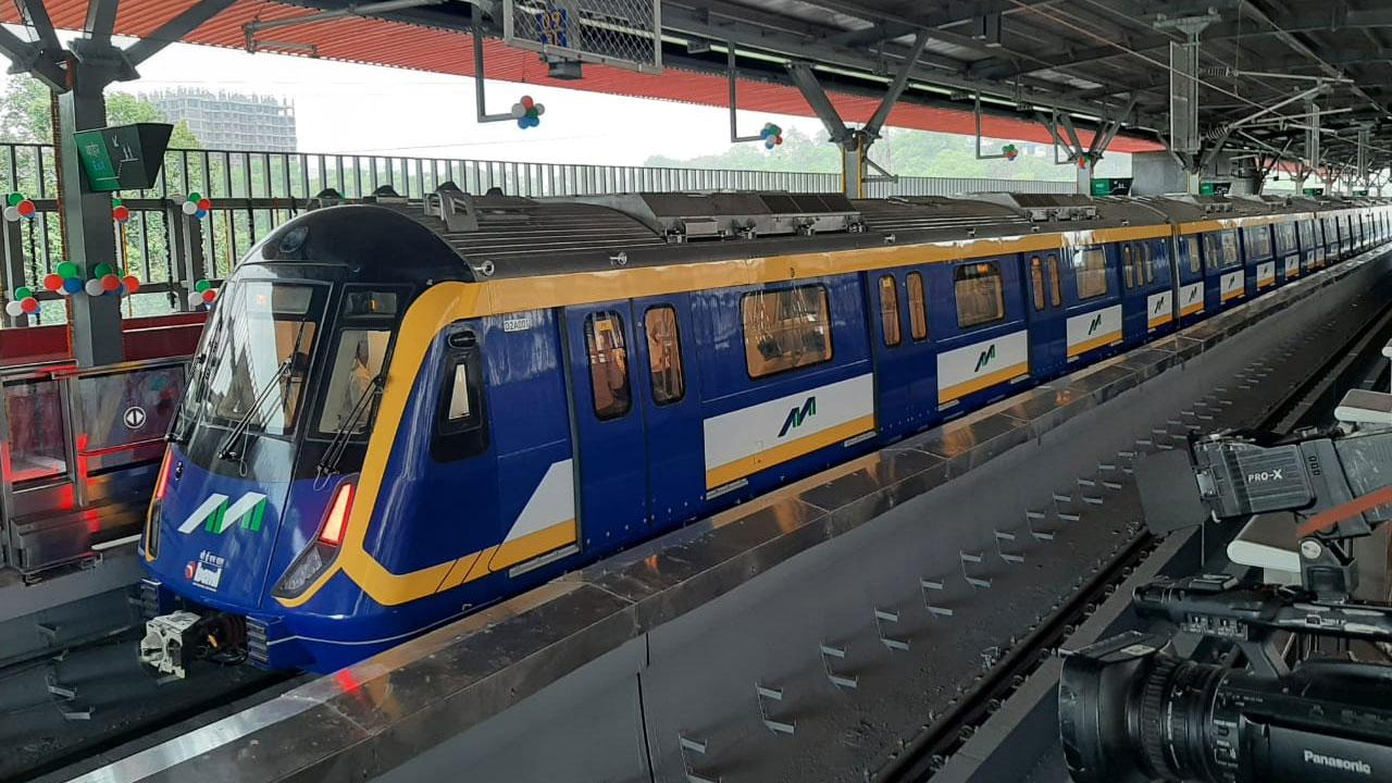 In pictures: CM flags off Mumbai Metro Line 2A and Line 7 test run