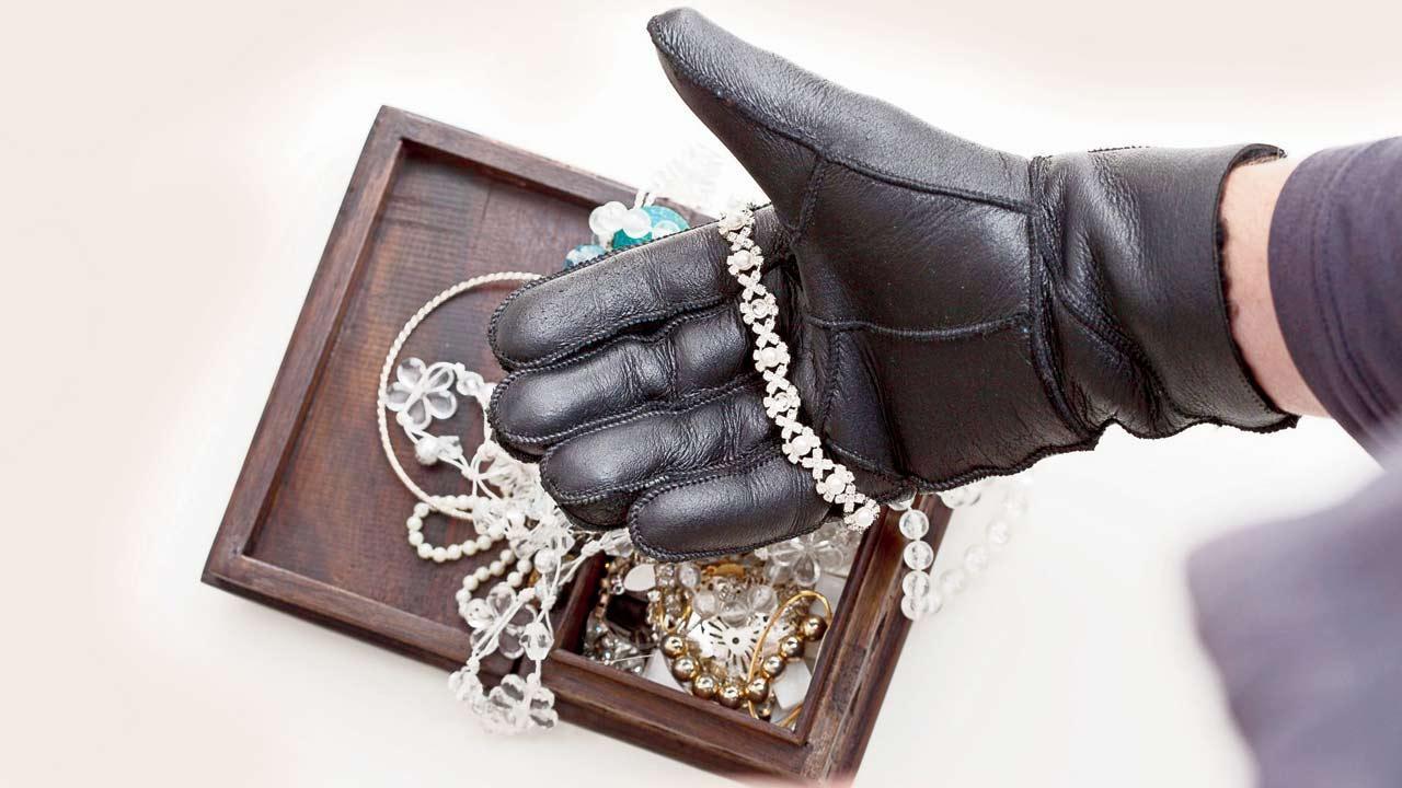 Mumbai Crime House Help Booked For Stealing Jewellery Worth Rs 47 Lakh