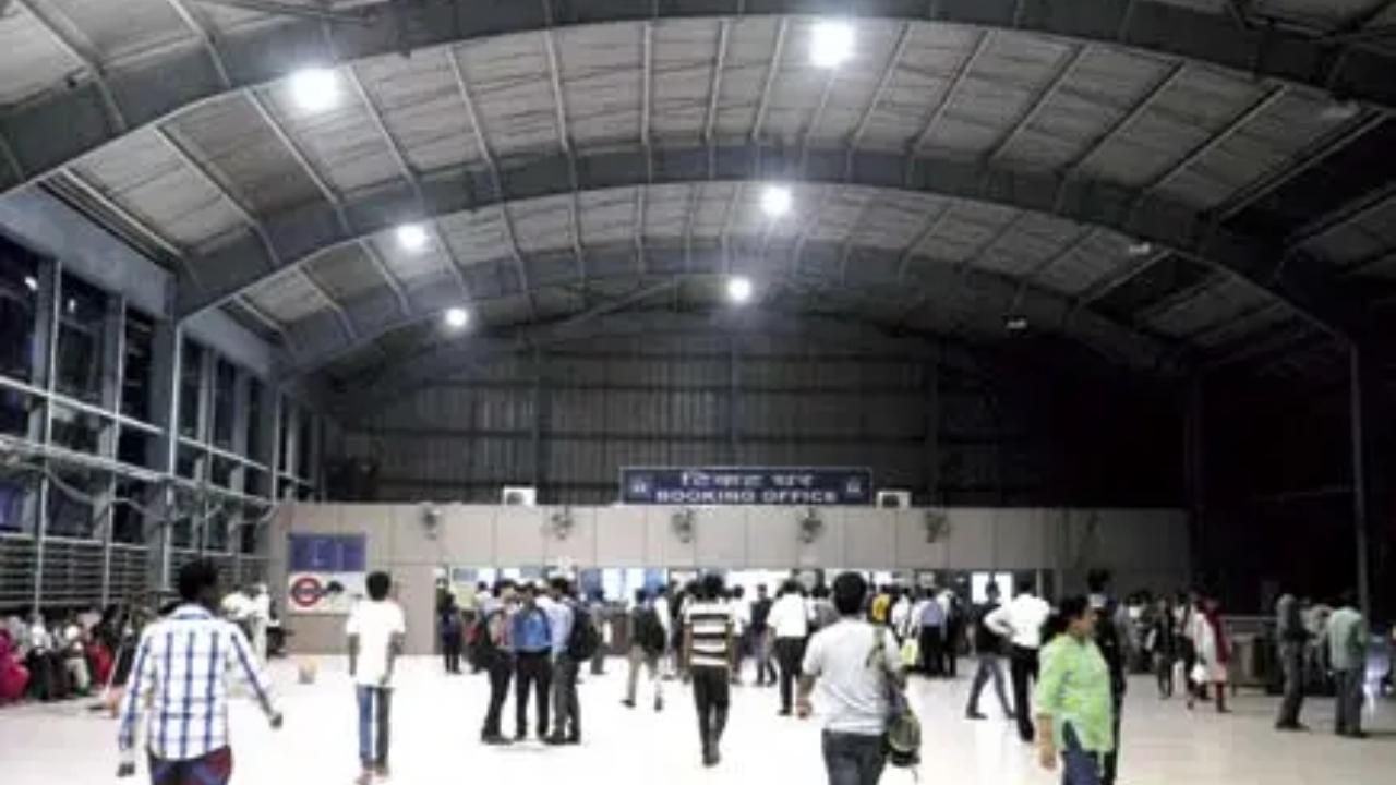 Mumbai: Passengers stuck in lift at Andheri station after technical fault Mumbai: Passengers stuck in lift at Andheri station after technical fault