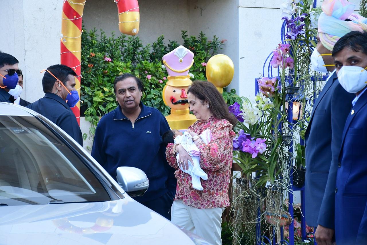 Isha Ambani, Anand Piramal return to Mumbai with newborn twins; receive ...