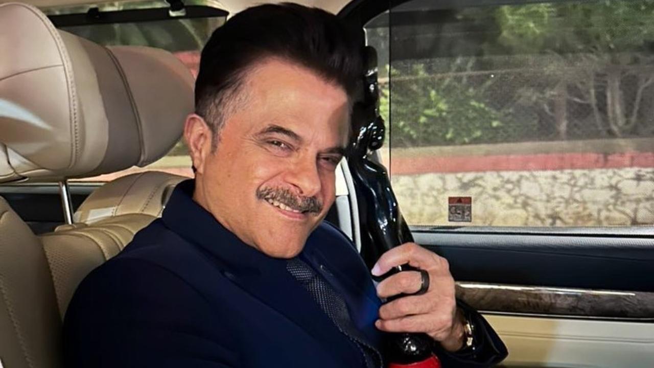 Mumbaikars gather to clean the Mahim Reti Bunder Beach