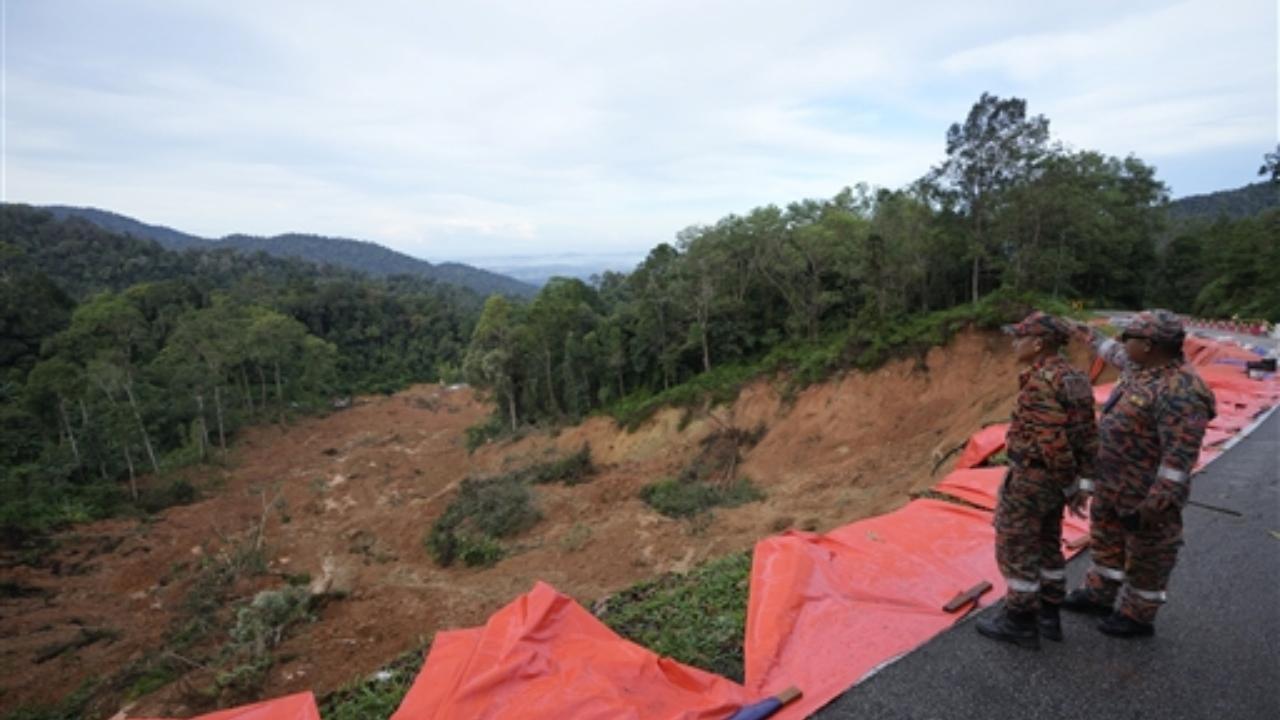 Search resumes for 12 missing in Malaysia landslide Search resumes for 12 missing in Malaysia landslide