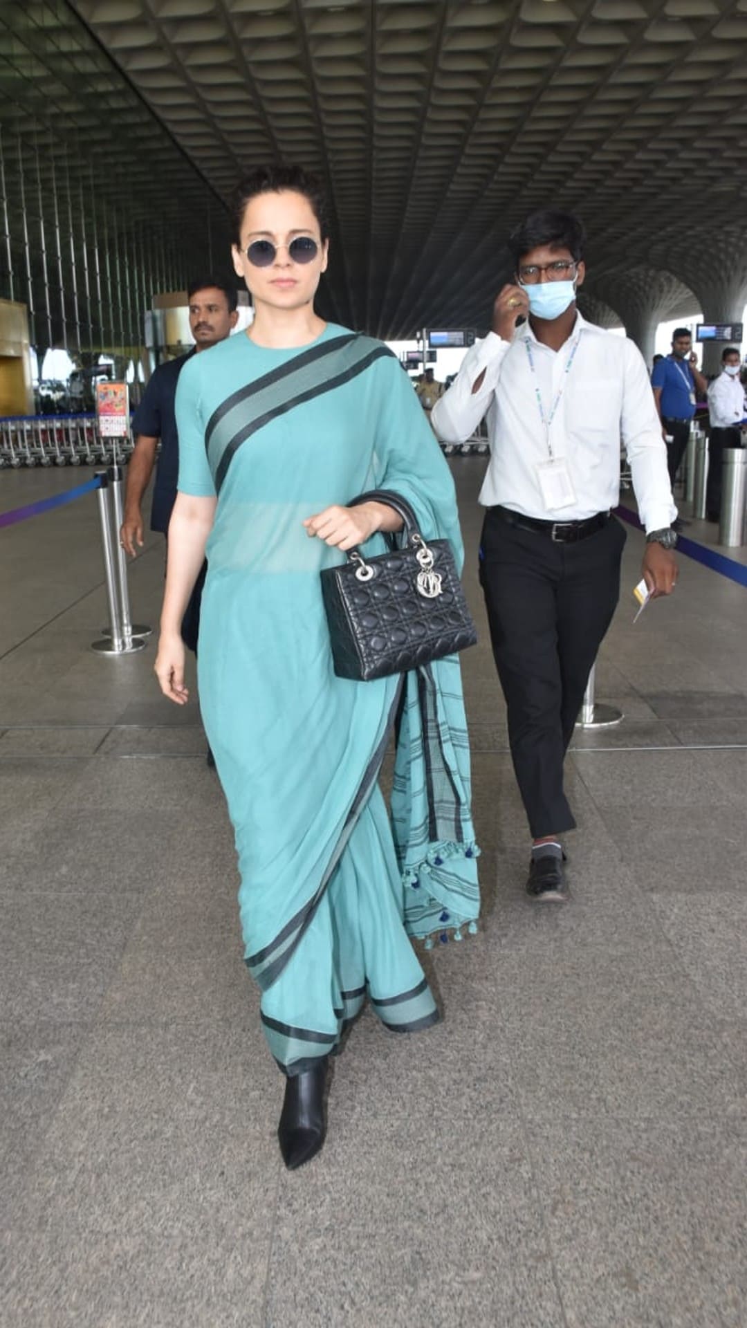 Kangana Ranaut’s mesmerizing airport saree fashion!