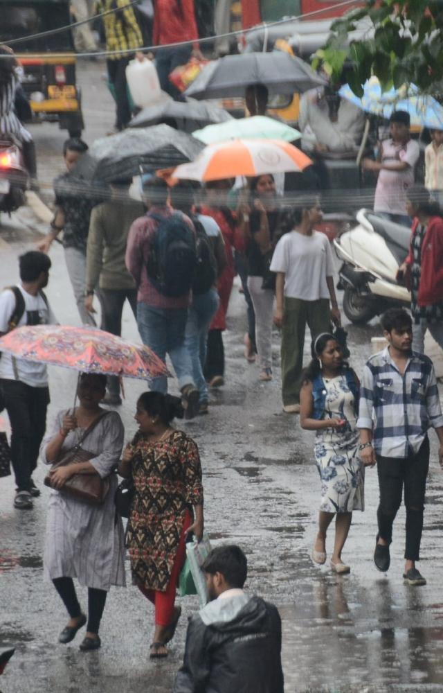 Rains lash parts of Mumbai Rains lash parts of Mumbai