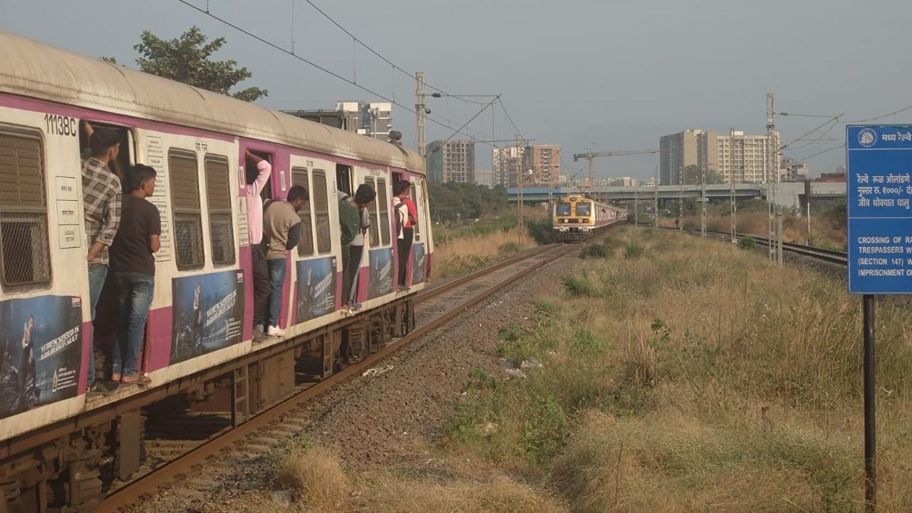 Mumbai local train services hit after technical snag hits Harbour line ... Mumbai local train services hit after technical snag hits Harbour line ...