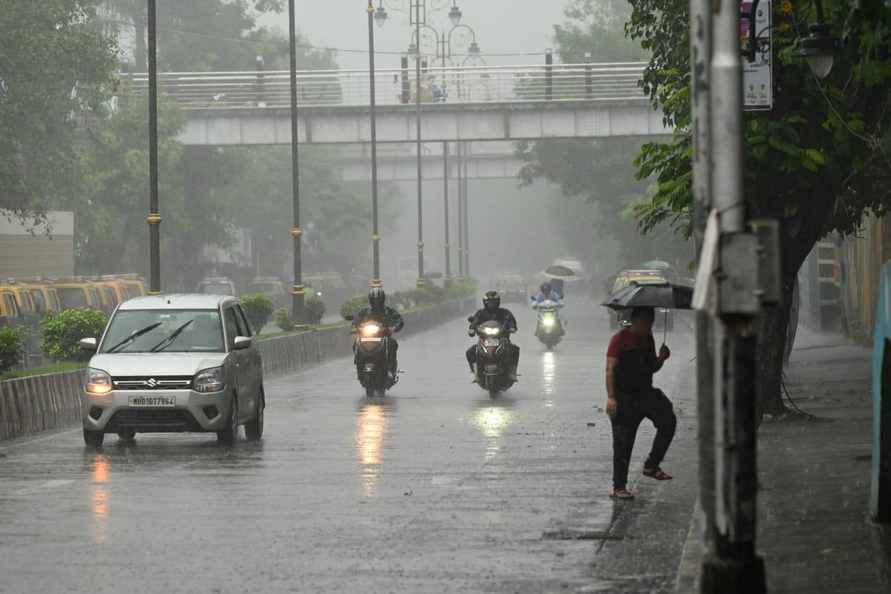 In Photos: Rain lashes parts of Mumbai, IMD forecasts moderate to heavy rainfall