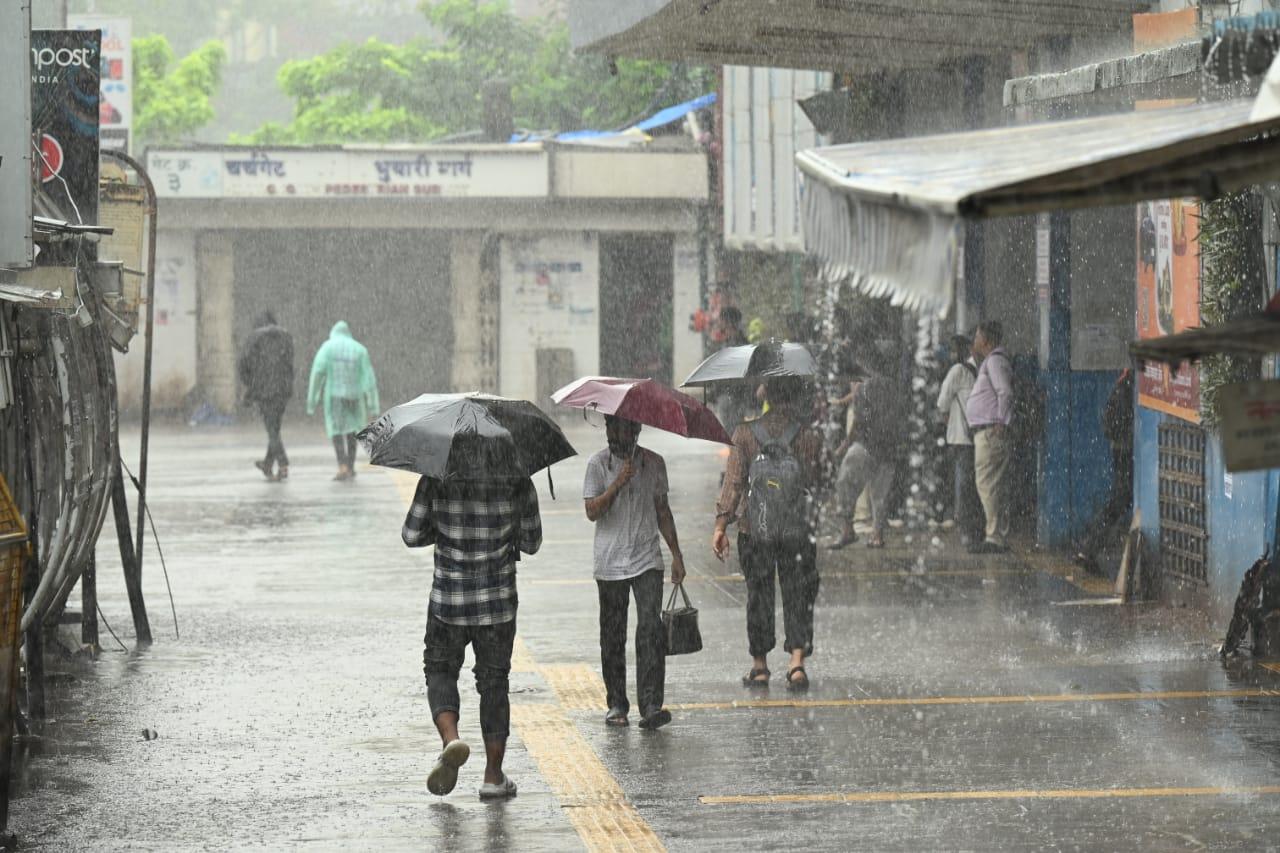 In Photos: Rain lashes parts of Mumbai, IMD forecasts moderate to heavy rainfall
