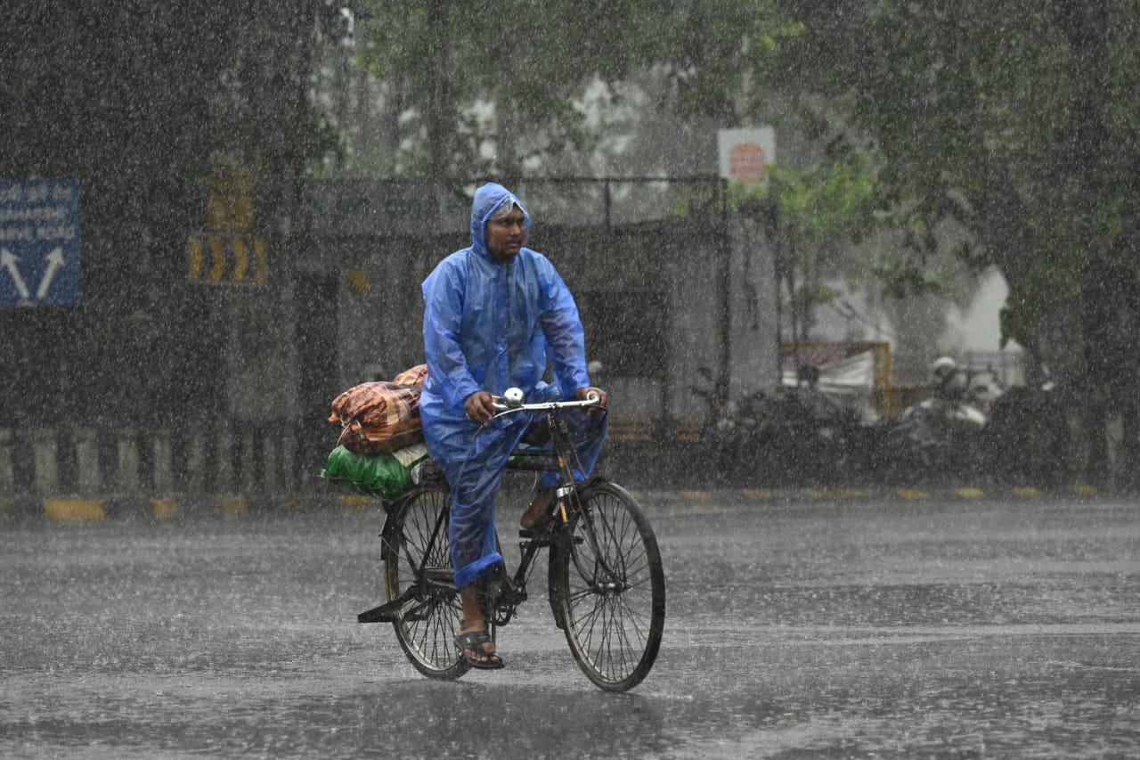 In Photos: Rain lashes parts of Mumbai, IMD forecasts moderate to heavy rainfall