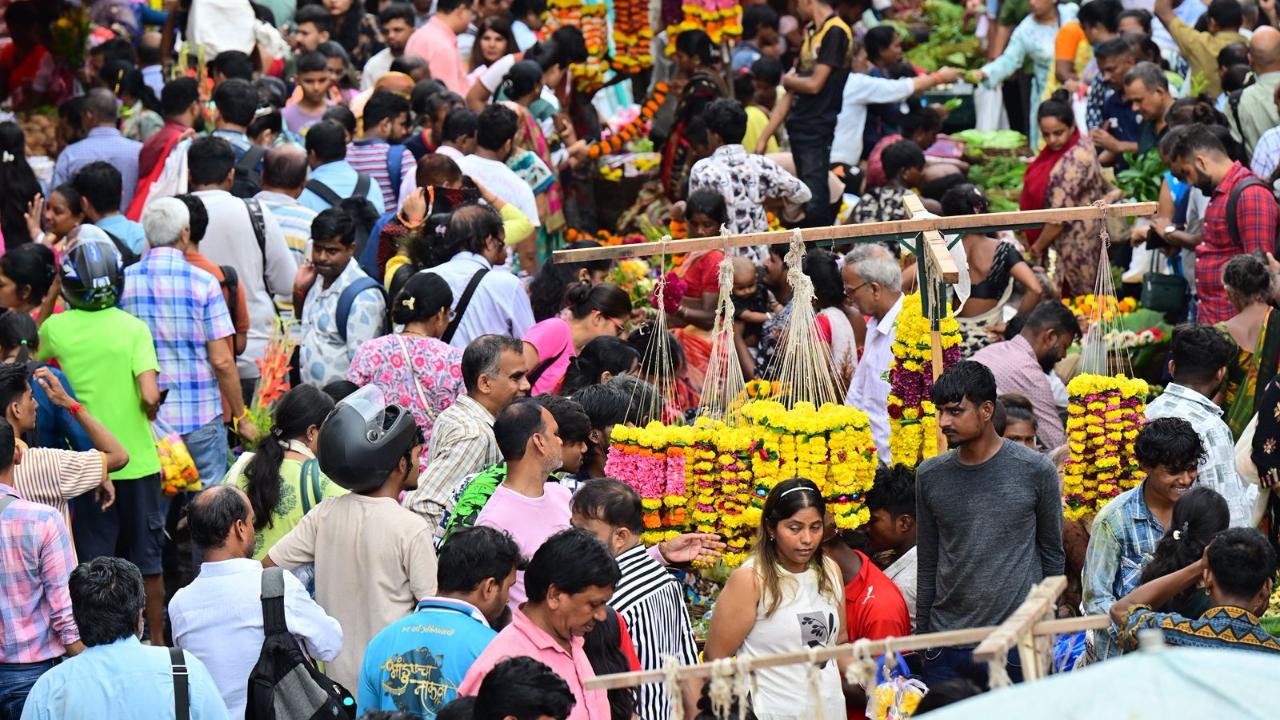 IN PHOTOS | Ganesh Chaturthi 2025: Mumbaikars shop for festive ...