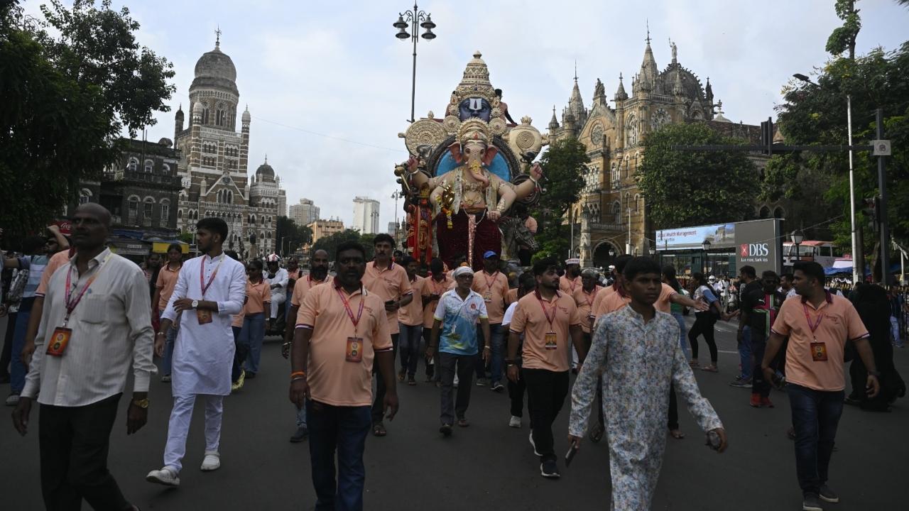 IN PHOTOS: Crowds at Fort welcome Lord Ganesh as city gears up for ...