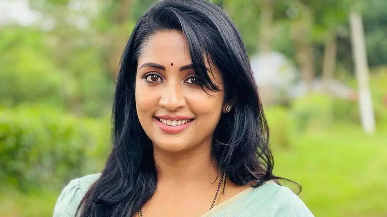 Malayalam actress Navya Nair fined Rs 1.14 lakh at Melbourne Airport for carrying flowers