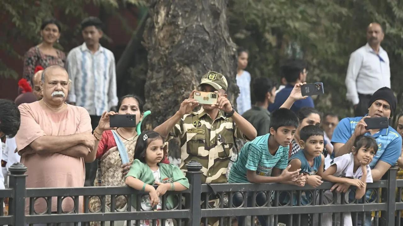 IN PICS: Mumbai marks 77th Republic Day with grand state-level parade ...
