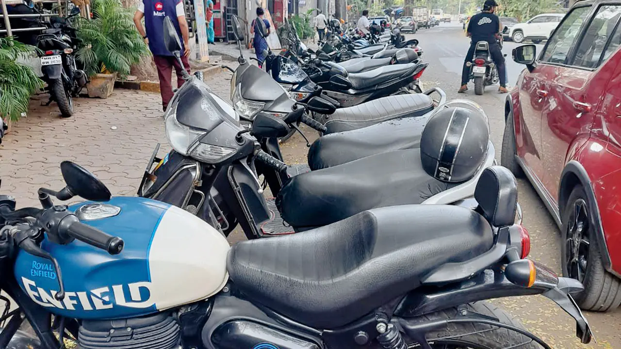 Mumbai: Delivery riders’ double parking causes safety worries for ...