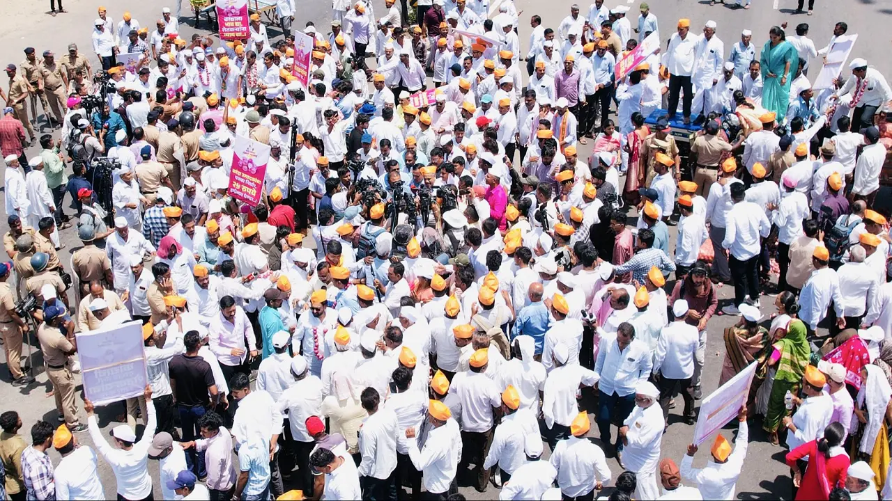 Maharashtra onion growers protest on Pune-Nashik Highway, demand higher ...