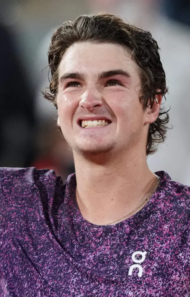 French Open: Mensik faces Fonseca in quarterfinal showdown